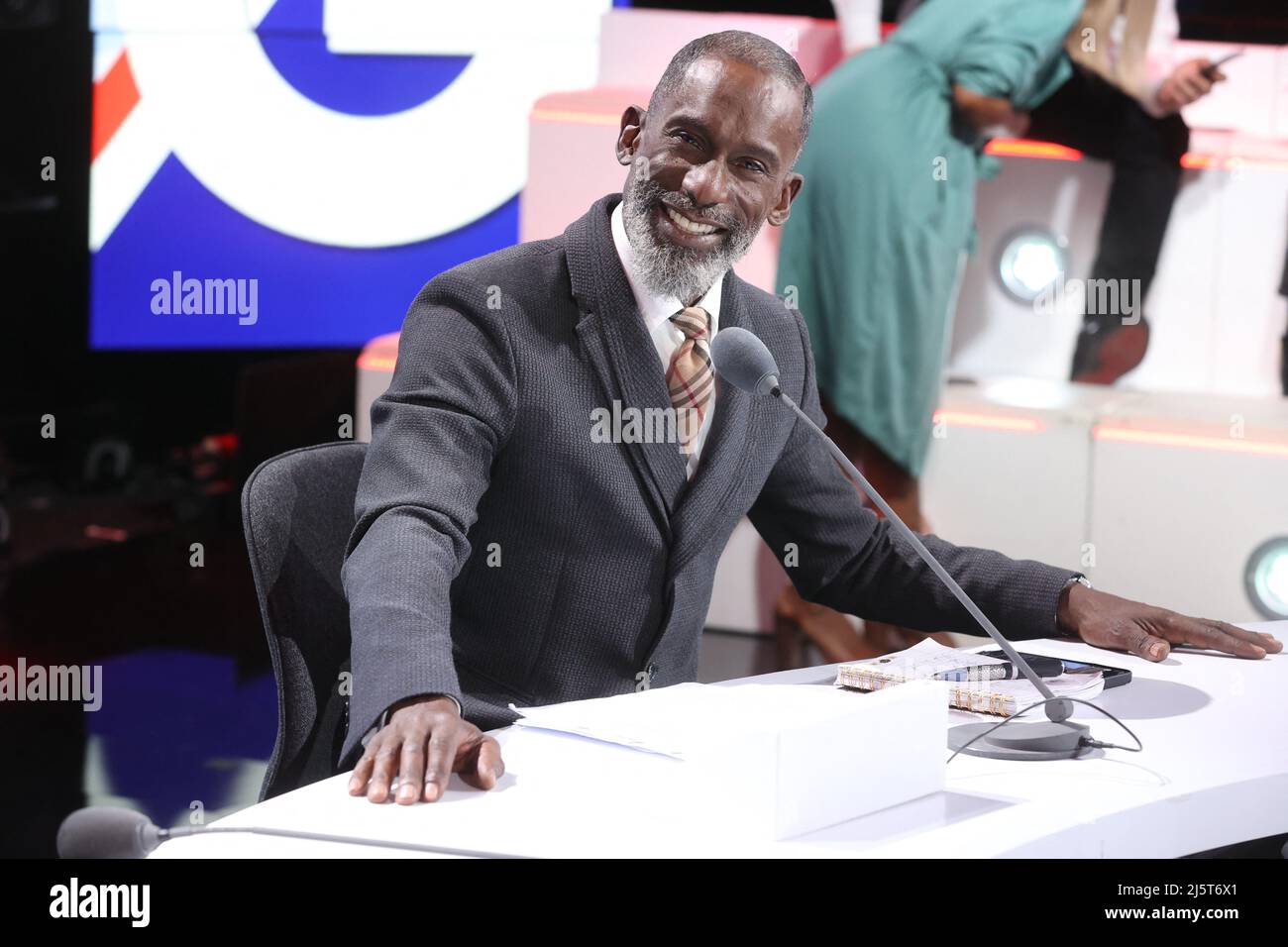 Exclusive - David Dickens at the 'Les Grandes Gueules' talk show on RMC ...