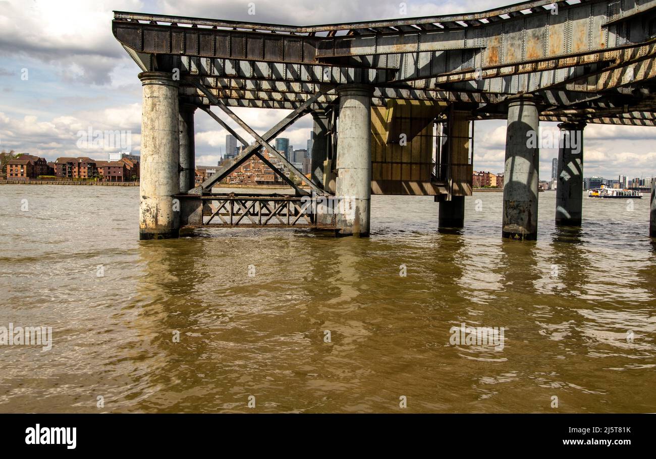 Riverside thames the through wharf hi-res stock photography and images ...