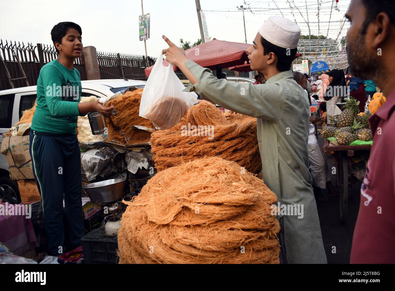 New Delhi, India. 25th Apr, 2022. Muslims at Roza Iftar breaking their ...
