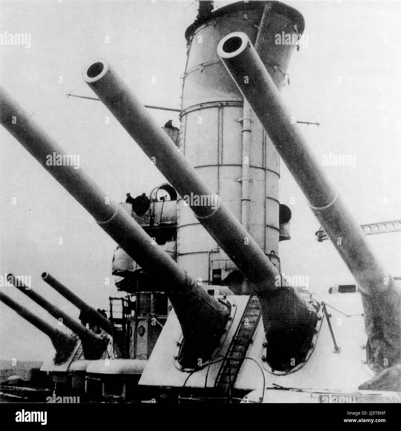 Soviet battleship Parizhskaia Kommuna - ParizhskayaKommuna-main guns ...