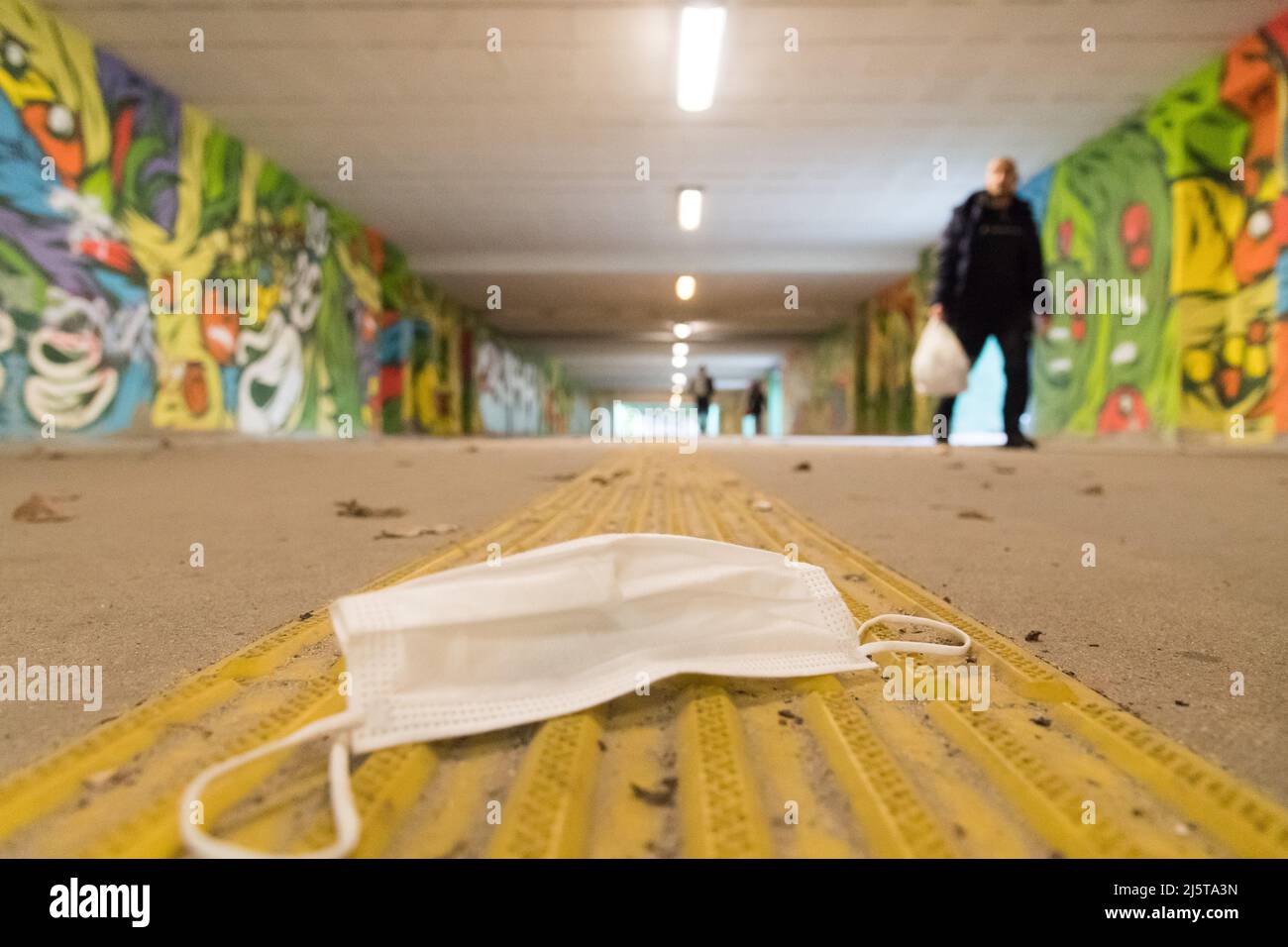 Single use surgical mask waste hi-res stock photography and images - Alamy