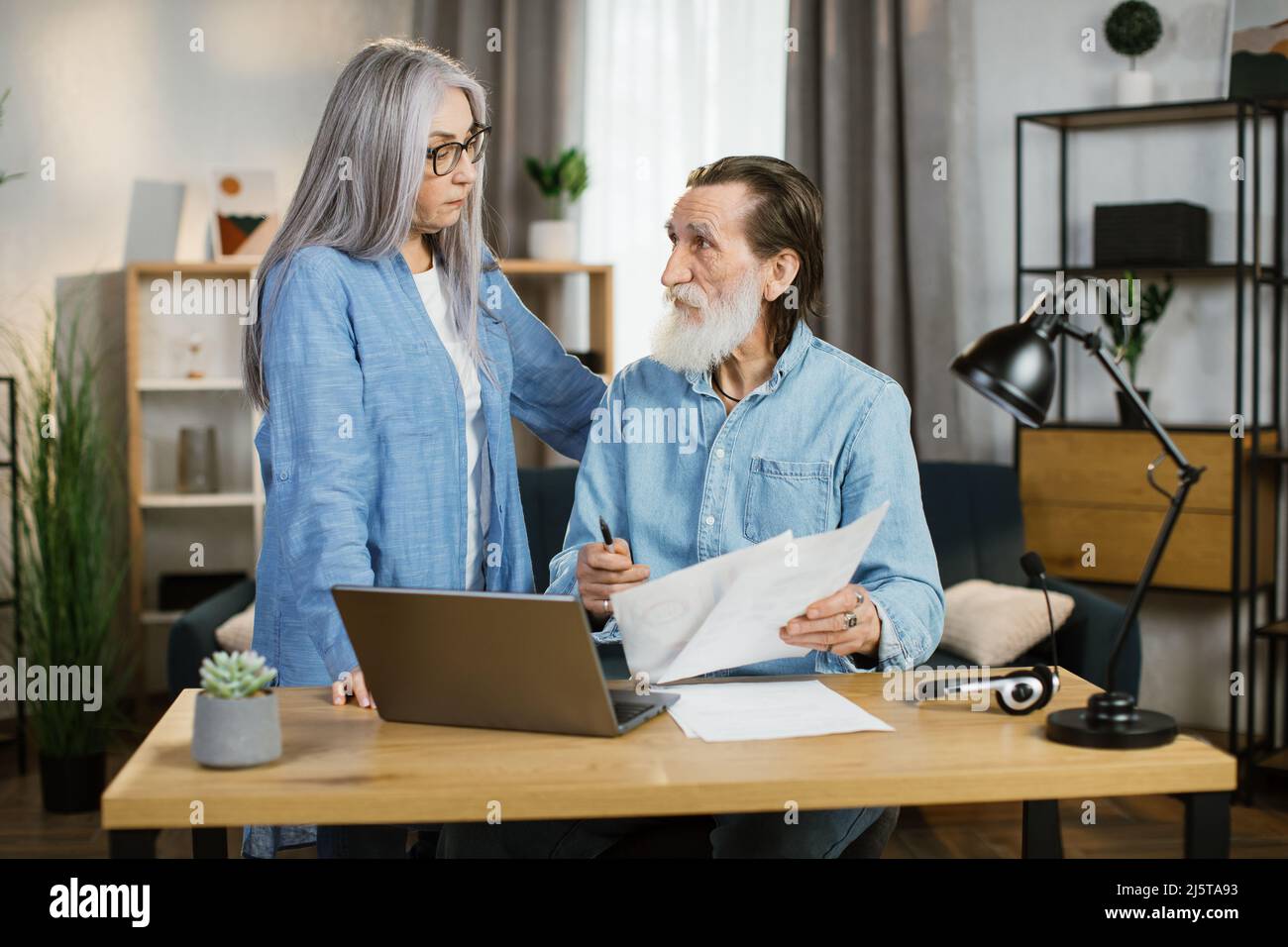 Pensioner work happy team hi-res stock photography and images - Alamy