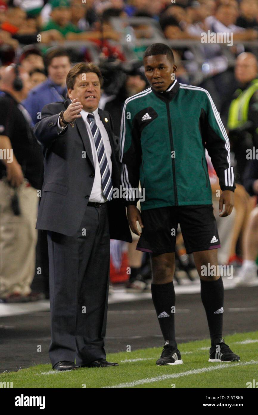 Miguel herrera seleccion mexicana hi-res stock photography and images ...