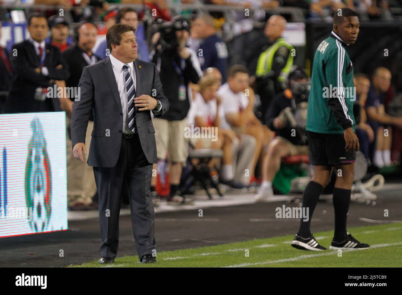 Miguel herrera seleccion mexicana hi-res stock photography and images ...