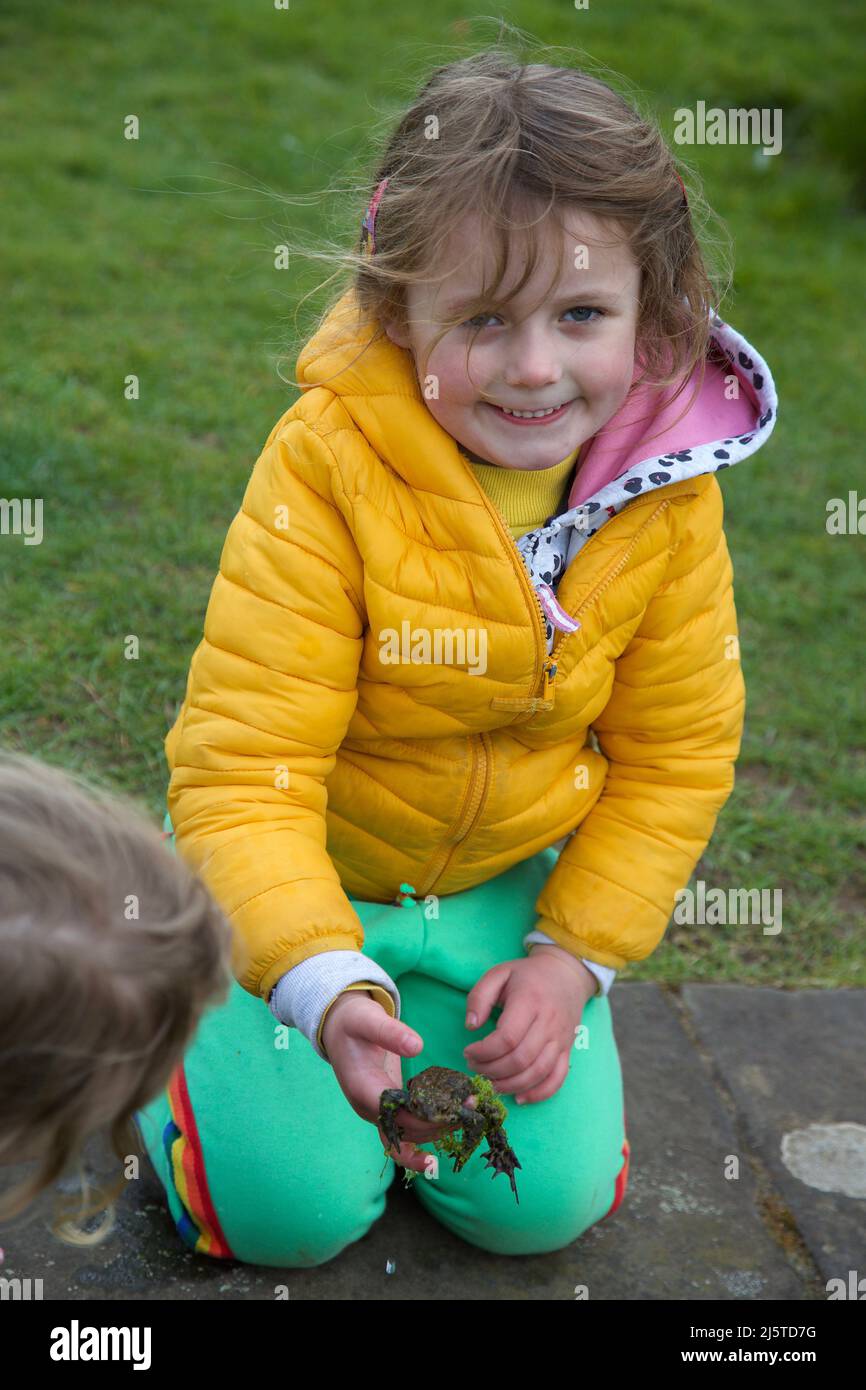 Children with frogs hi-res stock photography and images - Alamy