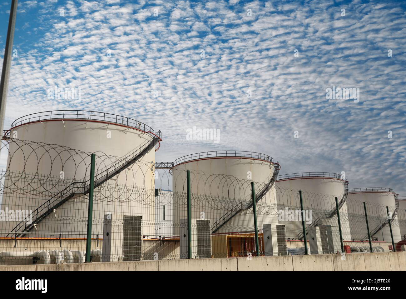 Lng storage tanks hi-res stock photography and images - Alamy