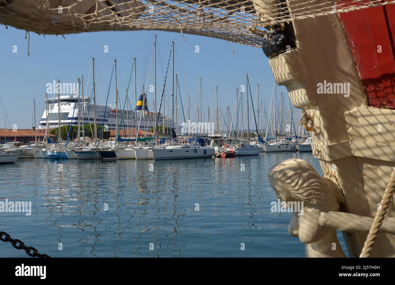 Figurehead of the old French rig Gilda Stock Photo - Alamy