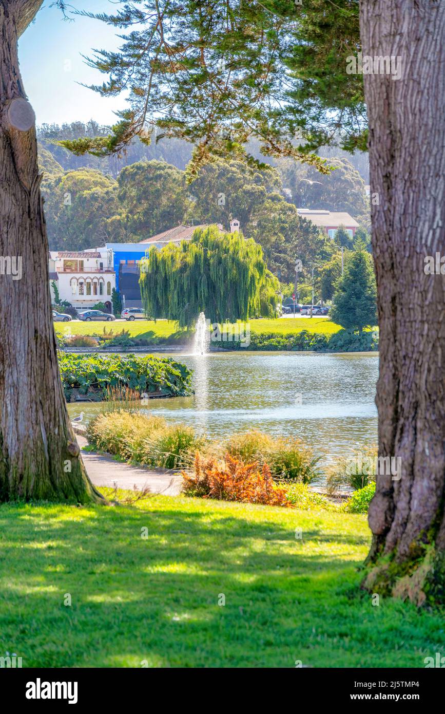 Park lake residences hi-res stock photography and images - Alamy