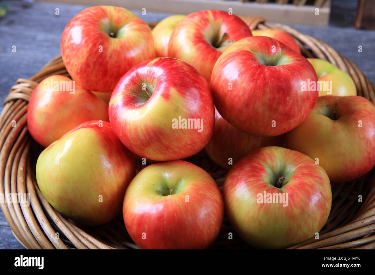 Group of apples close up hi-res stock photography and images - Alamy