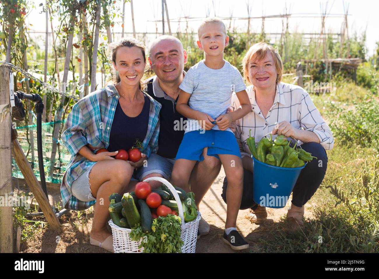 Farmer posing family hi-res stock photography and images - Alamy