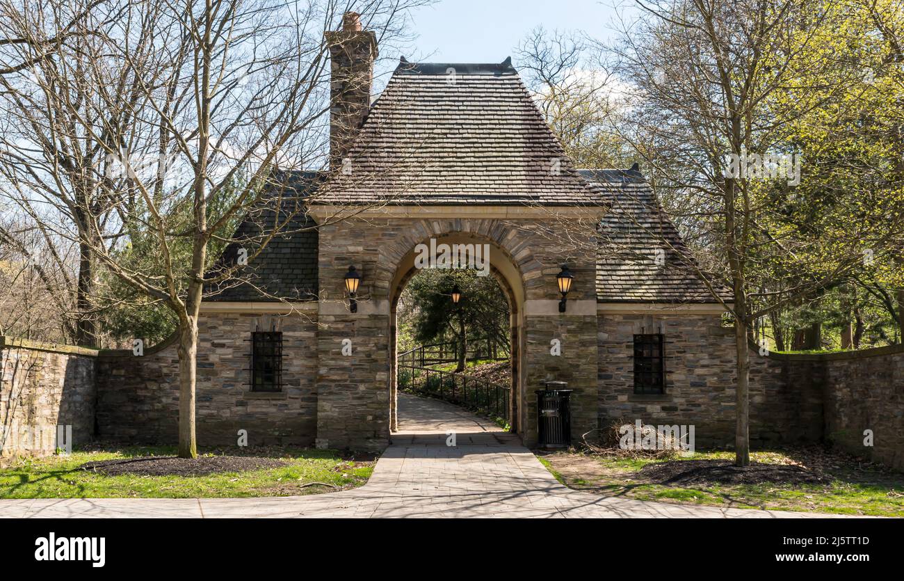 The stone gatehouse to the entrance to Frick Park in the Point Breeze ...