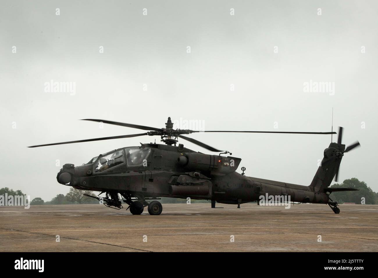 A U.S. Army AH-64 Apache and its crew from the 1st Battalion, 149th ...