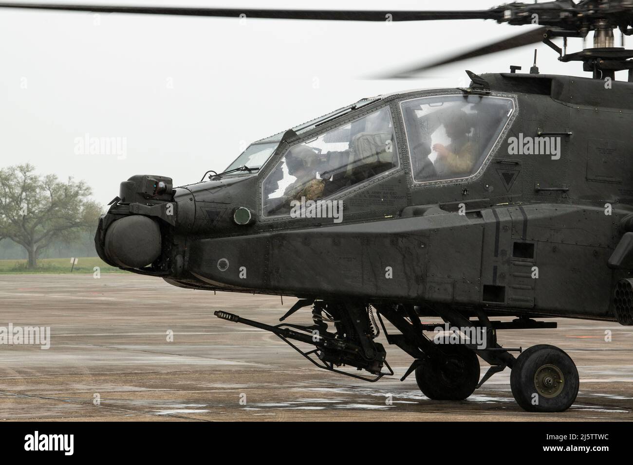 A U.S. Army AH-64 Apache and its crew from the 1st Battalion, 149th ...