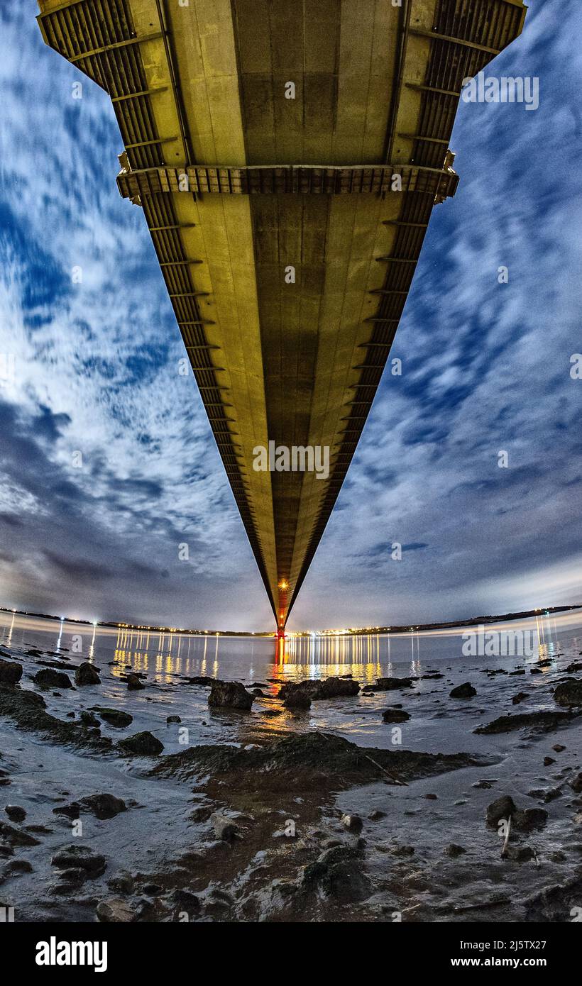 river humber estuary running under bridge Stock Photo - Alamy