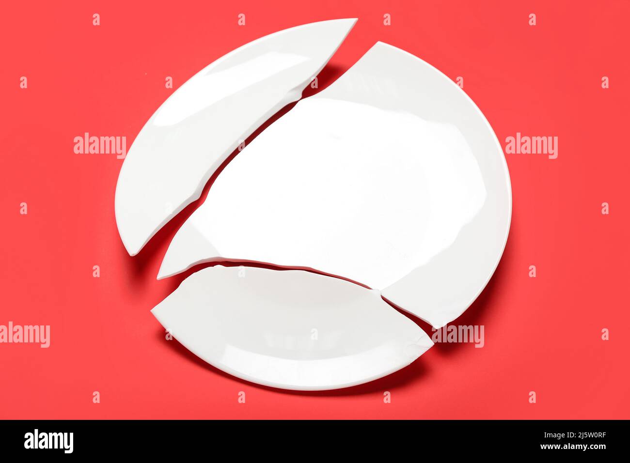 Broken ceramic dinner plate hi-res stock photography and images - Alamy