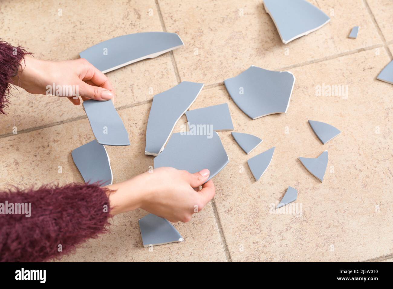 Hands holding ceramic floor hi-res stock photography and images - Alamy