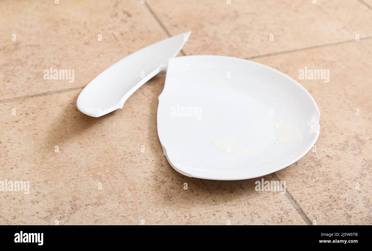 Broken crockery and home hi-res stock photography and images - Alamy