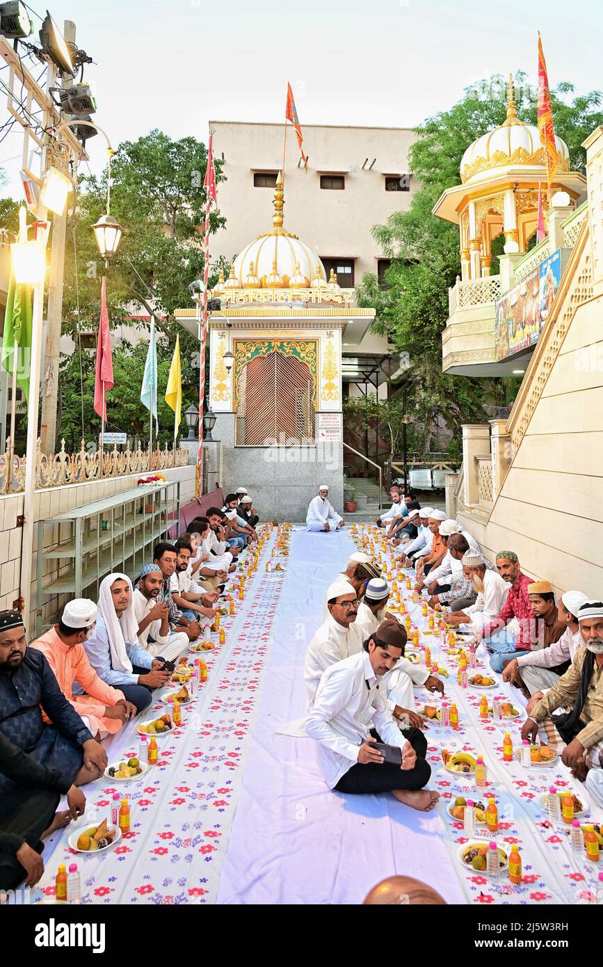 Ajmer, Rajasthan, India. 25th Apr, 2022. Roza Iftar at Jatoi Darbar ...