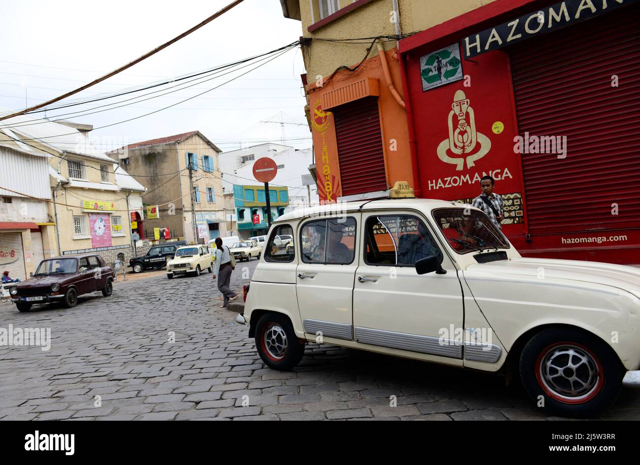 Renault 4 taxis in Antananarivo, Madagascar Stock Photo - Alamy
