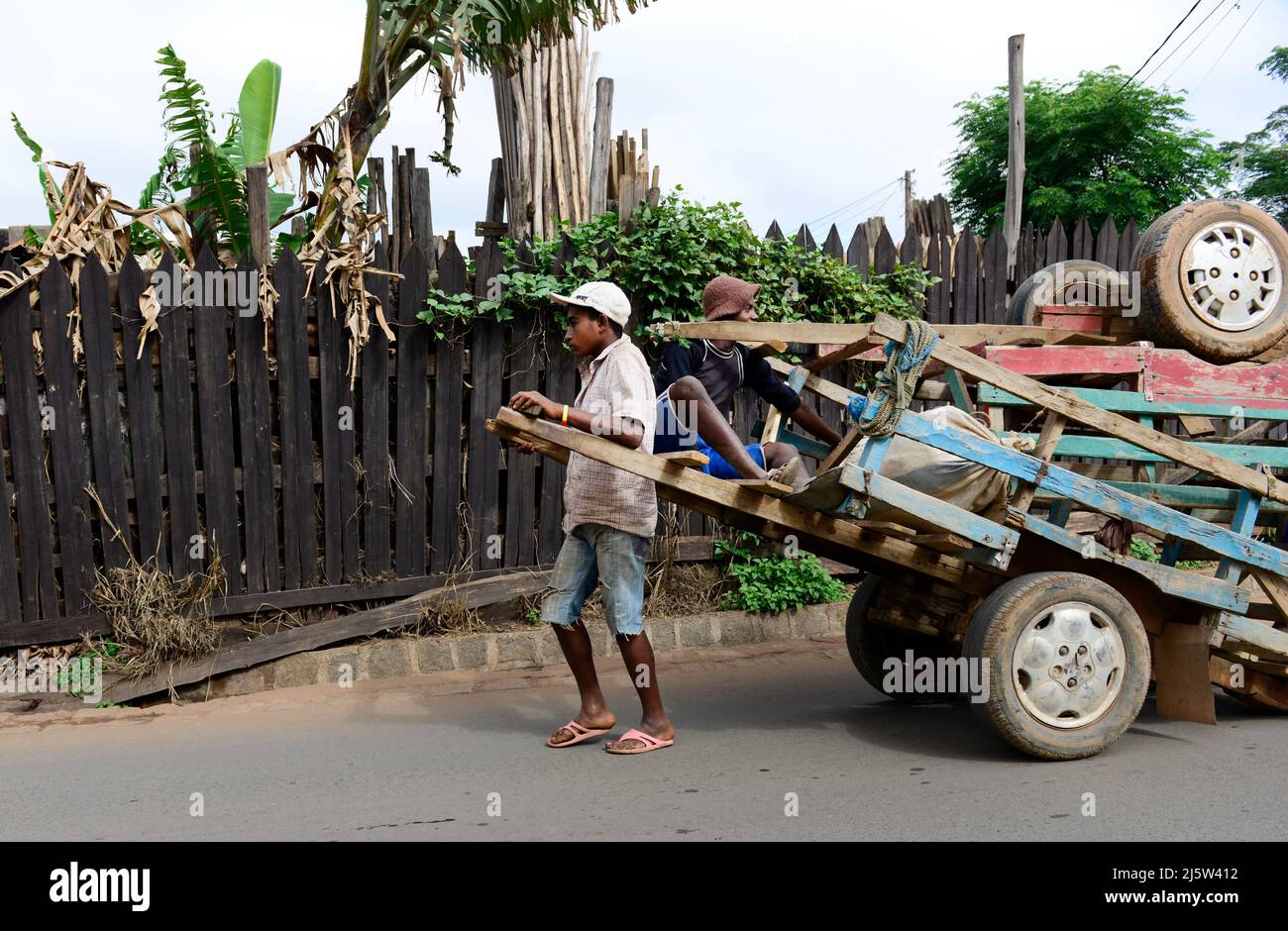 Man pulling cart hi-res stock photography and images - Alamy