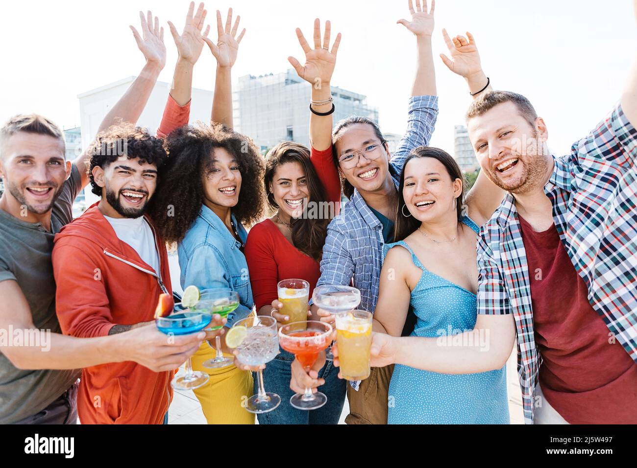 Group of friends drinking alcohol hi-res stock photography and images ...