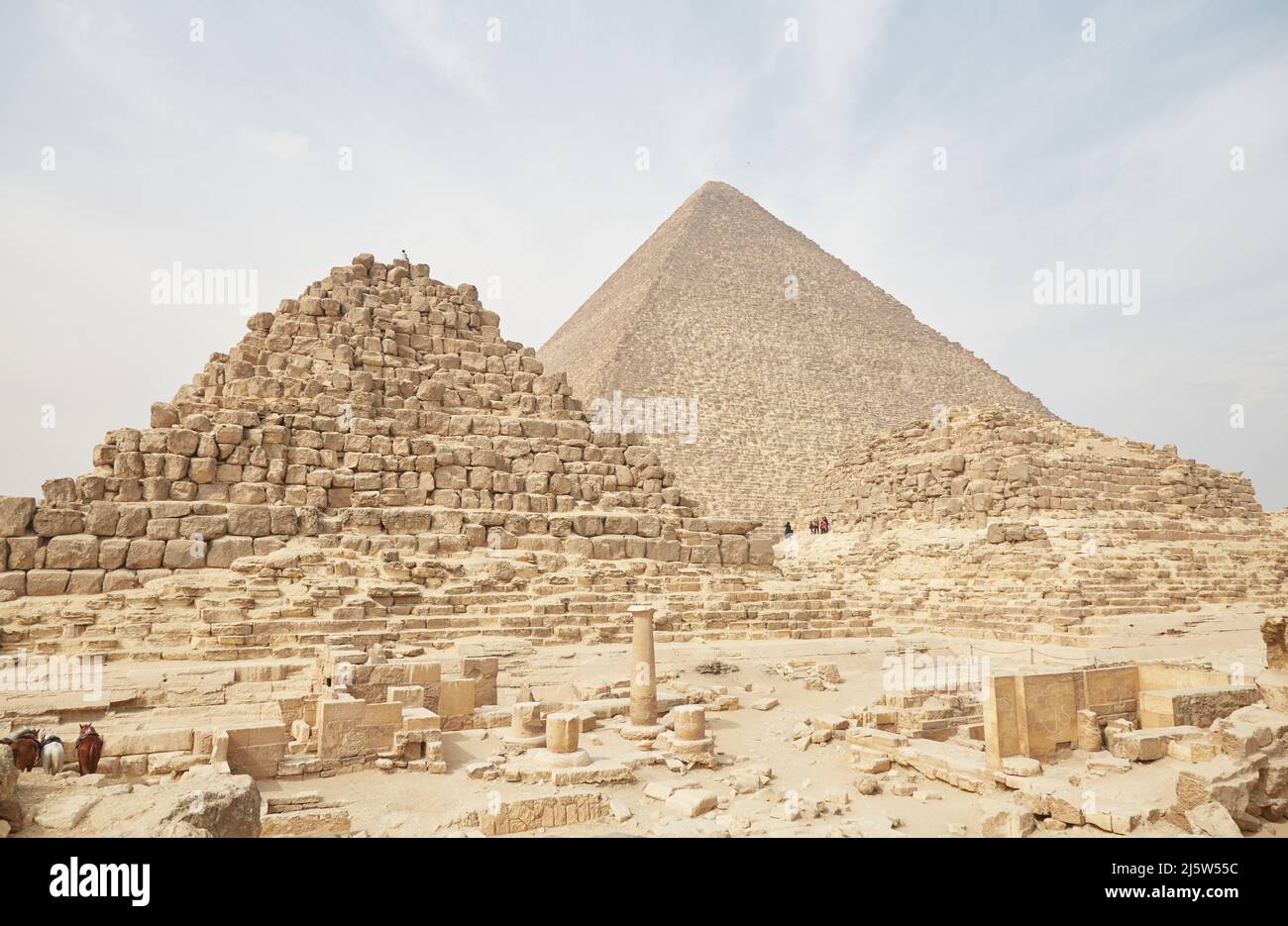 The Queen's Pyramids Outside the Great Pyramid of Khufu Stock Photo - Alamy