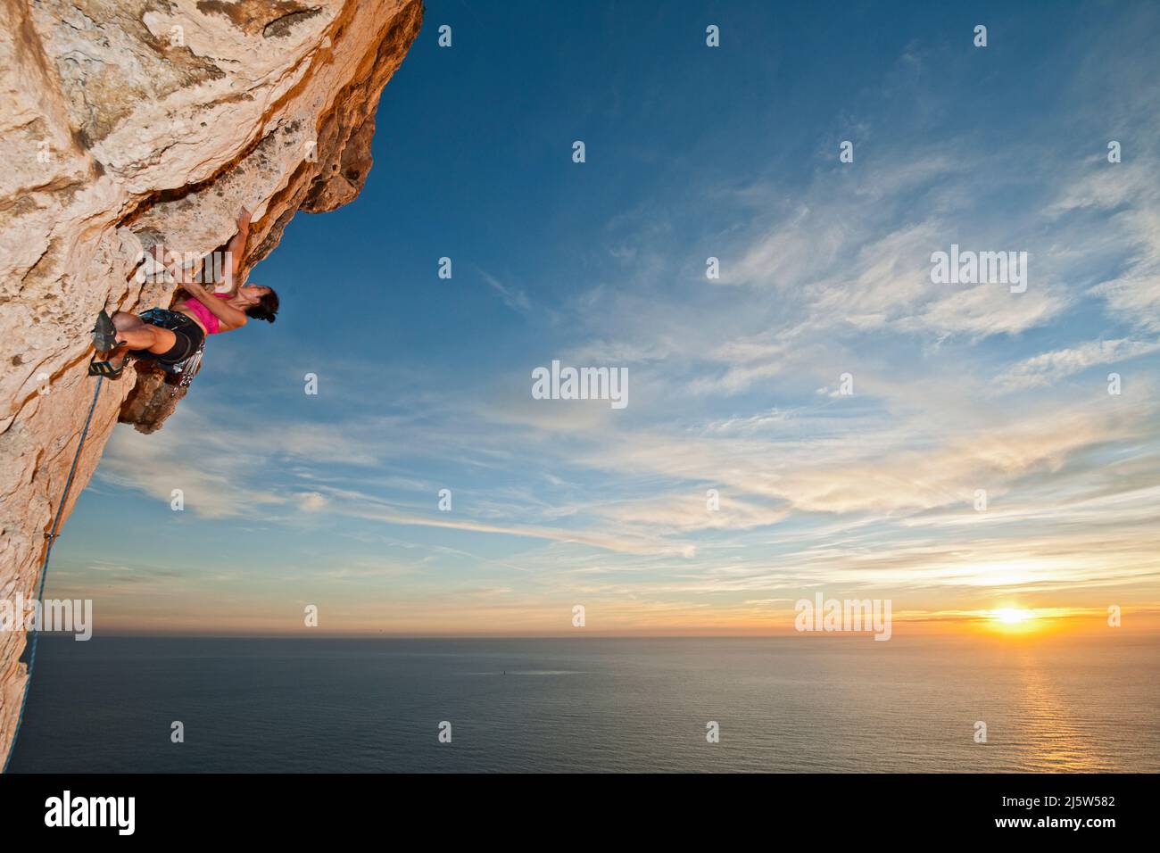 Overhang rock climbing hi-res stock photography and images - Alamy