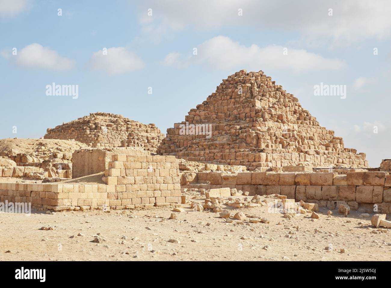 The Queen's Pyramids Outside the Great Pyramid of Khufu Stock Photo - Alamy
