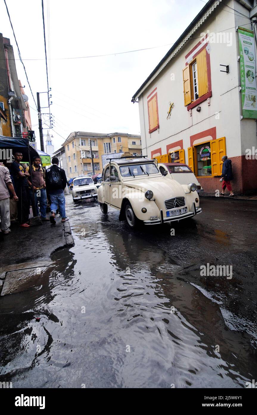 Citroen deux chevaux taxi in Antananarivo, Madagascar Stock Photo - Alamy