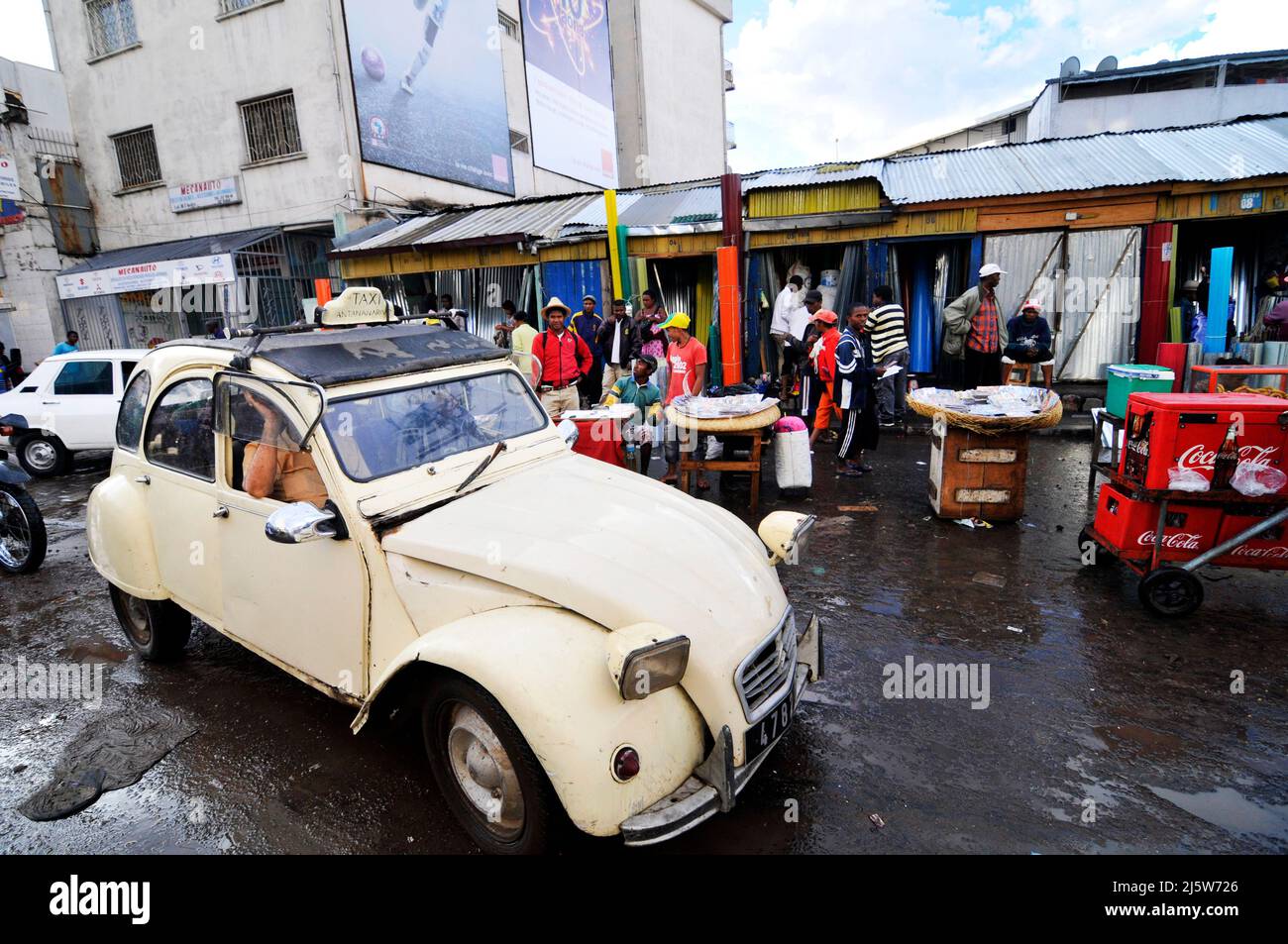 Citroen deux chevaux taxis are still used in Antananarivo, Madagascar Stock Photo - Alamy