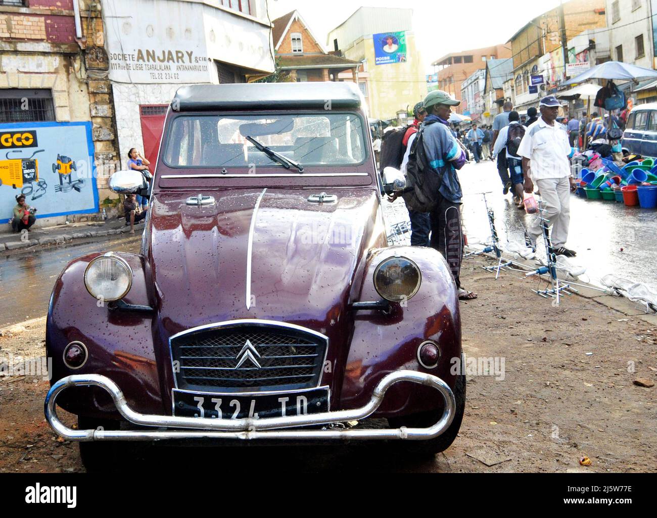 Citroen deux chevaux, A classical French vehicle. Antananarivo, Madagascar Stock Photo - Alamy