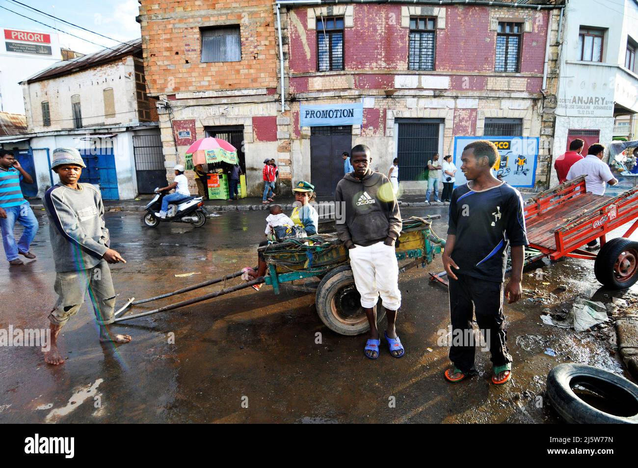 Malagasy men in a colorful market in Antananarivo, Madagascar Stock ...