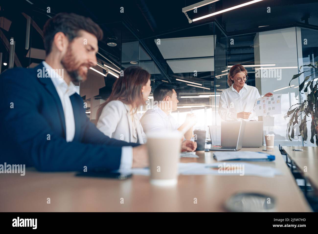 Person addressing a group hi-res stock photography and images - Alamy