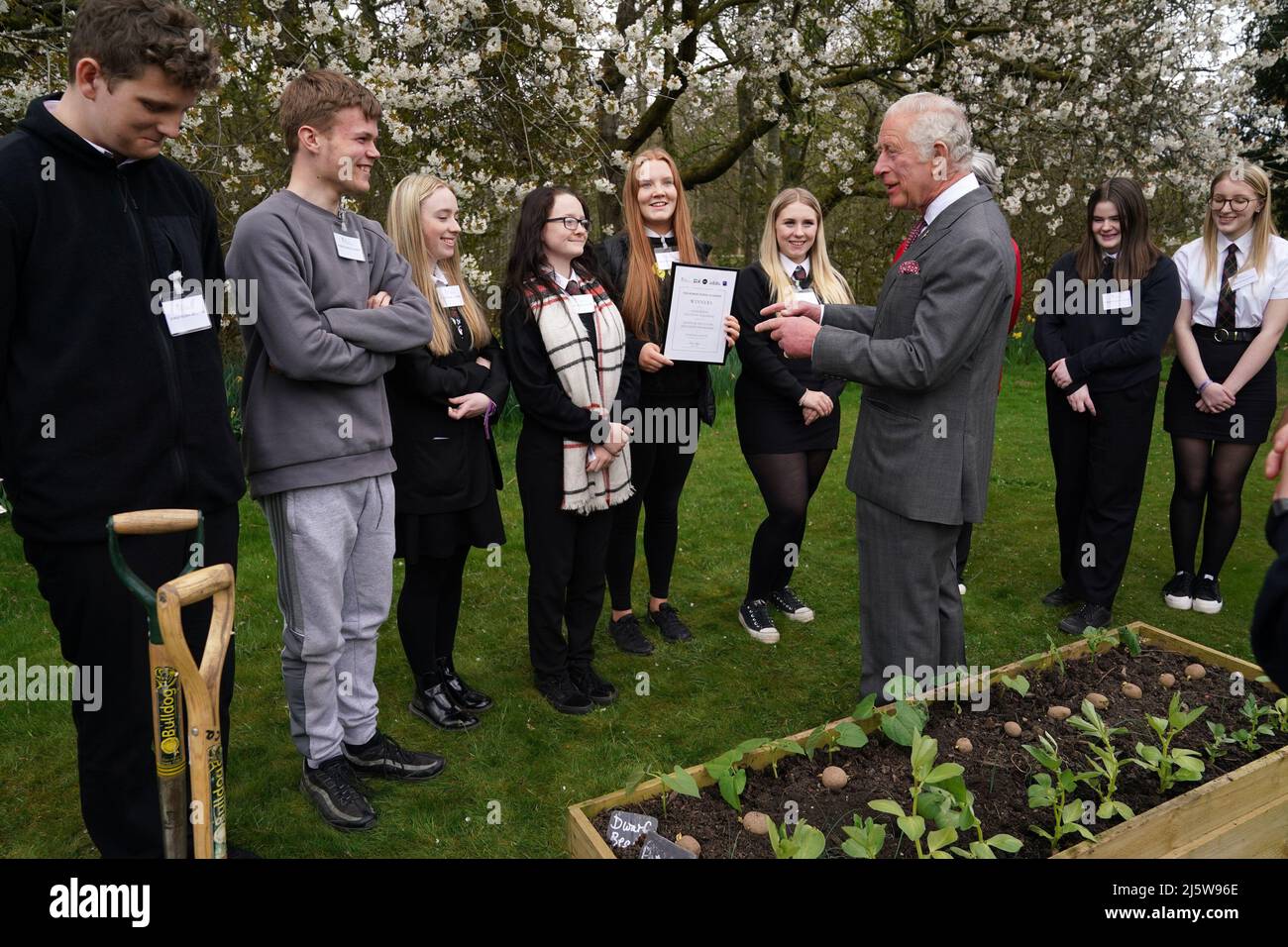 The Prince of Wales meeting children from Robert Burns Academy, winners ...