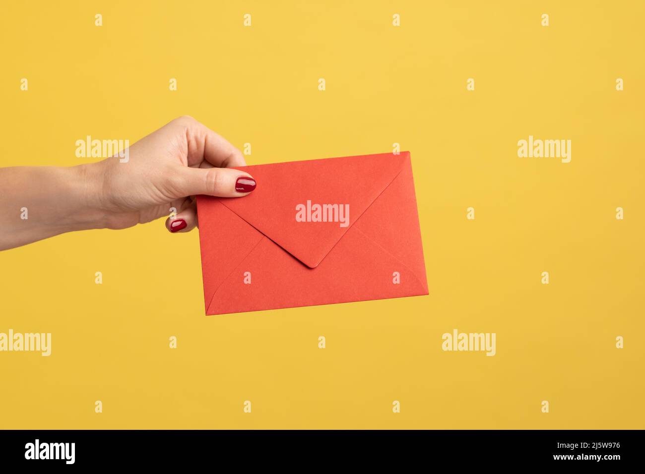 Hand holding note card hi-res stock photography and images - Alamy