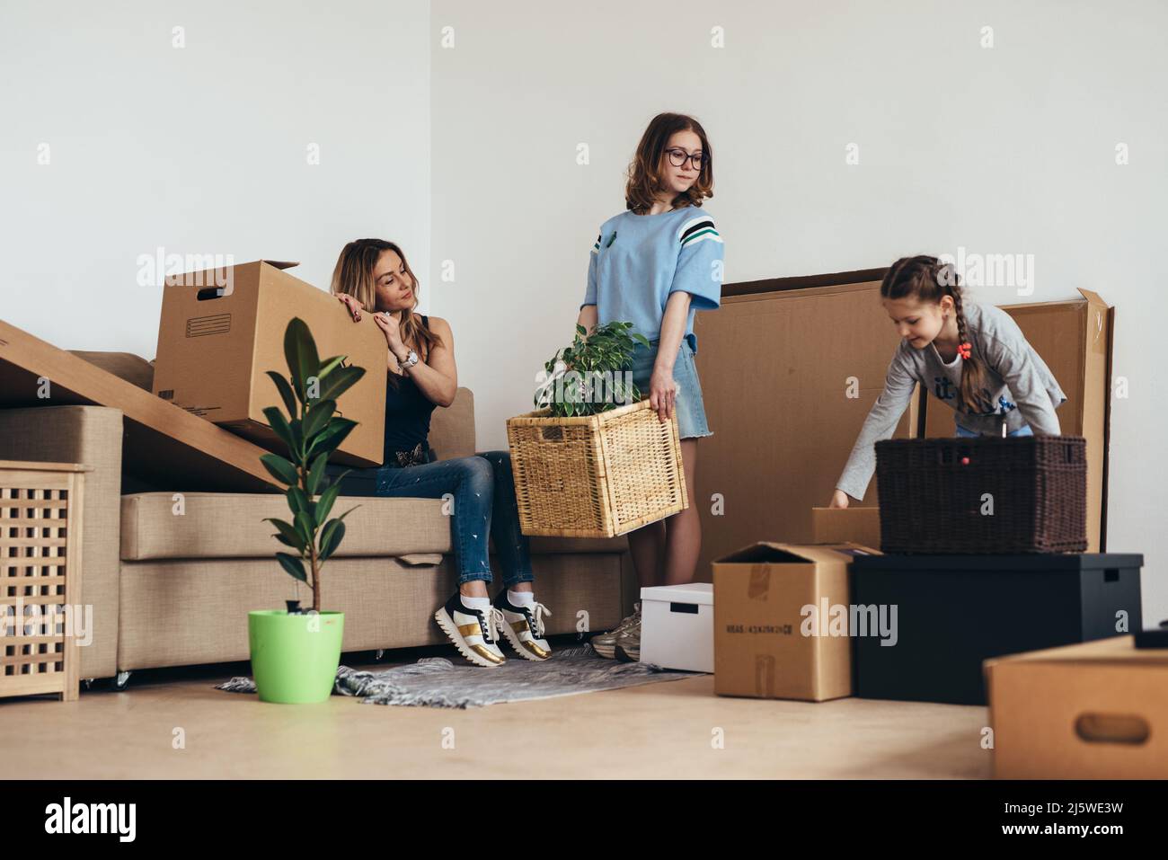 Unpacking cardboard boxes hi-res stock photography and images - Alamy