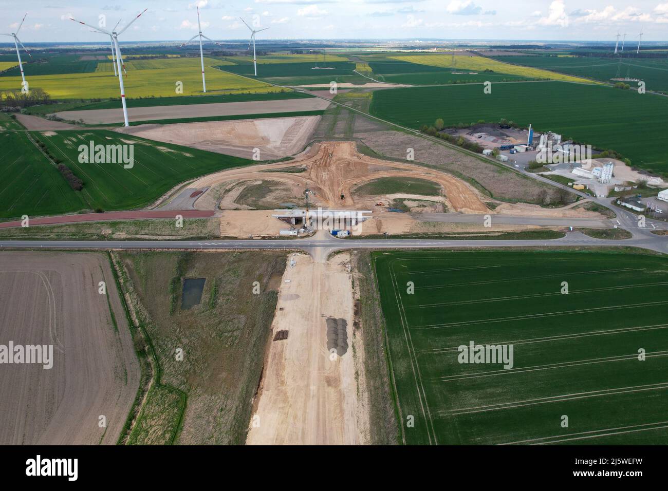 25 April 2022, Saxony-Anhalt, Lüderitz: The construction site on the ...