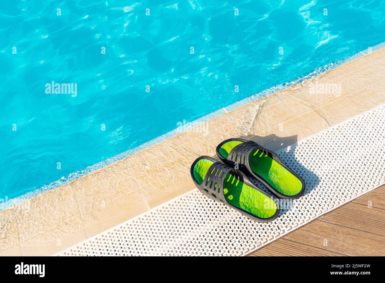 Slates on the side of the pool made of porcelain stoneware with a sieve ...