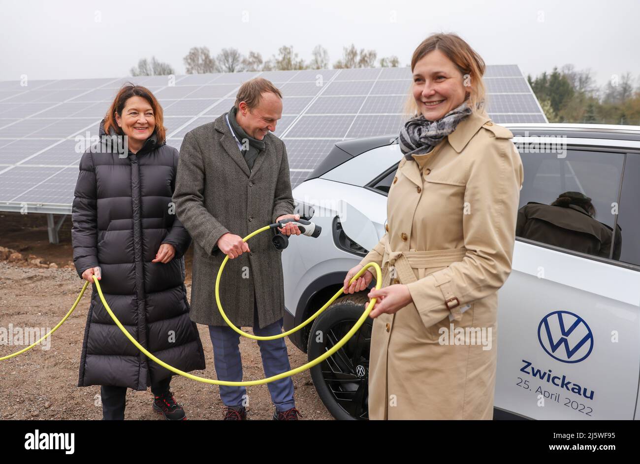25 April 2022, Saxony, Zwickau: Karen Kutzner (l-r), Volkswagen Saxony ...