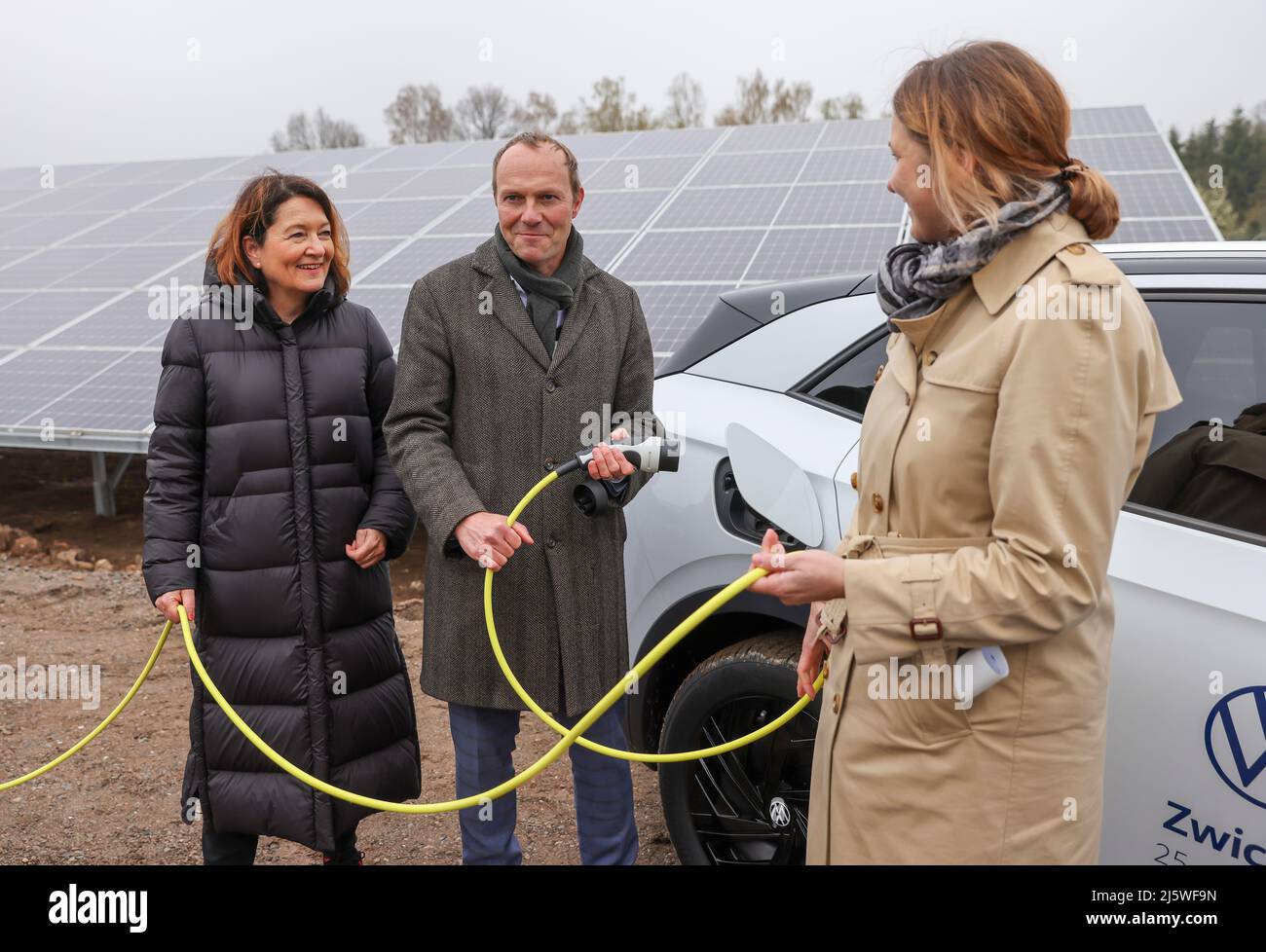 25 April 2022, Saxony, Zwickau: Karen Kutzner (l-r), Volkswagen Saxony ...