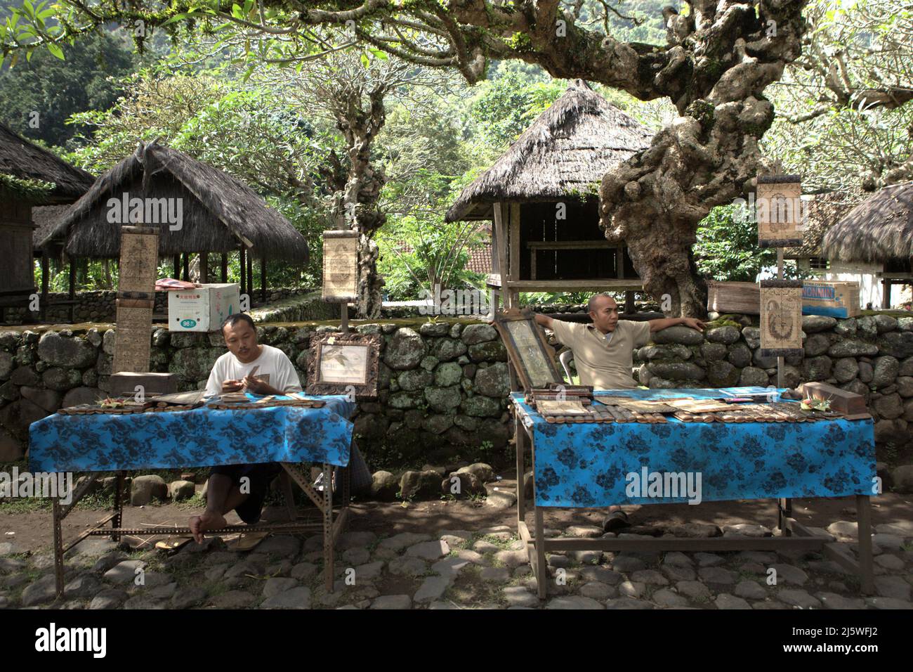 Balinese lontar arts hi-res stock photography and images - Alamy