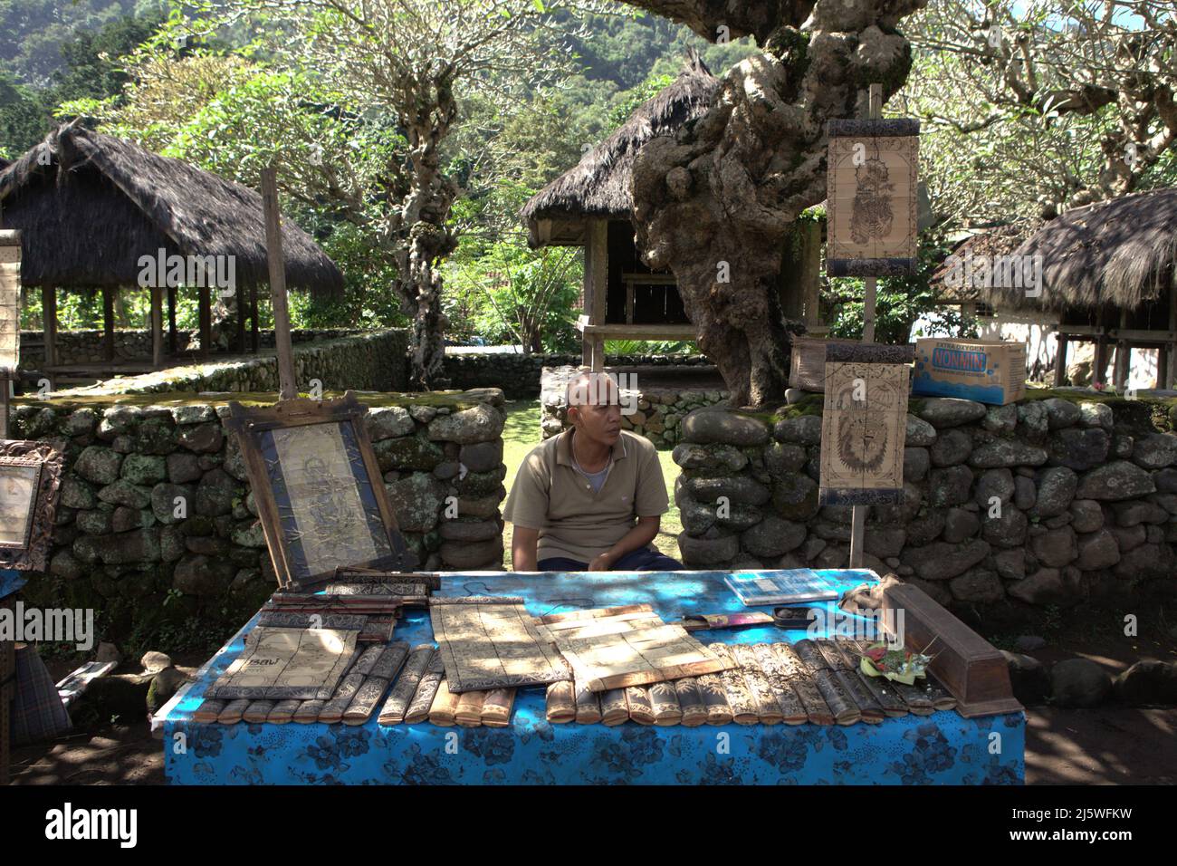 Balinese palm leaf art hi-res stock photography and images - Alamy