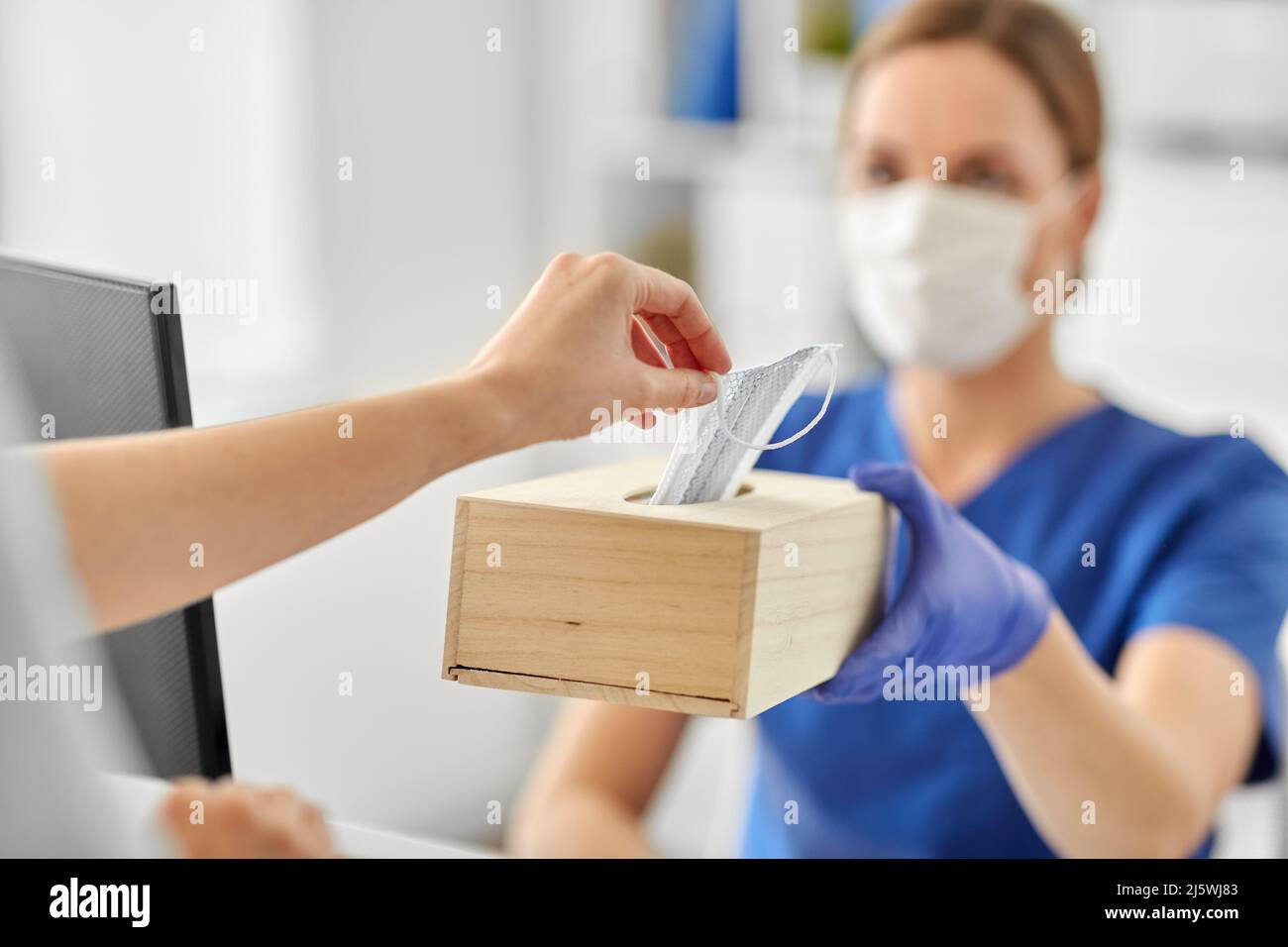 Patient mask hi-res stock photography and images - Alamy