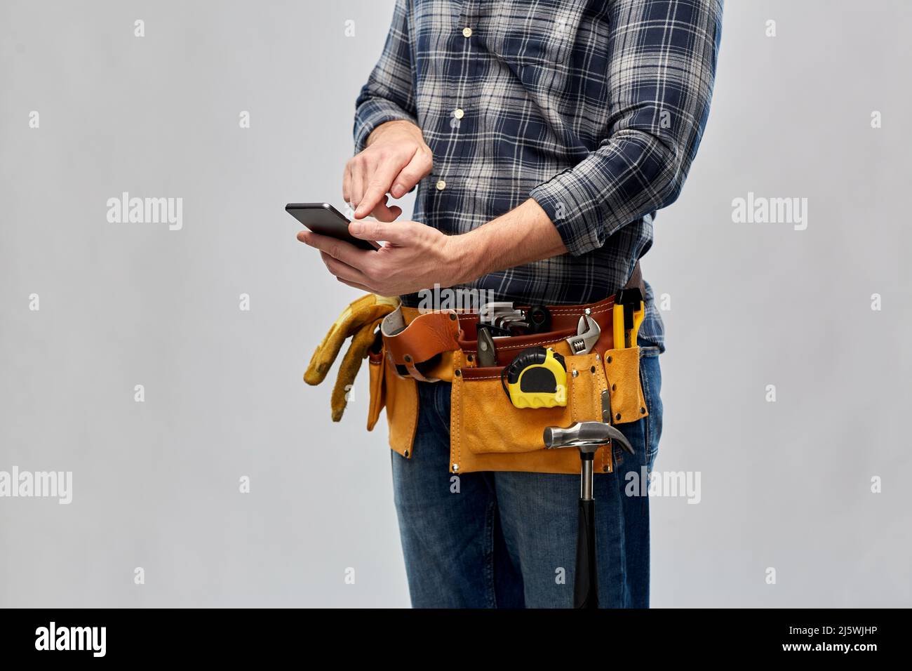 Worker smartphone hi-res stock photography and images - Alamy