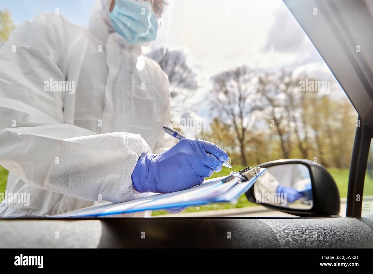 Medical specialist in hazmat suit hi-res stock photography and images ...