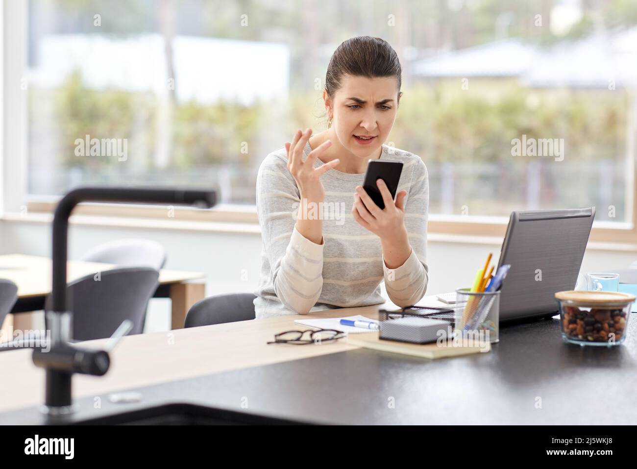 Angry woman on phone laptop hi-res stock photography and images - Alamy