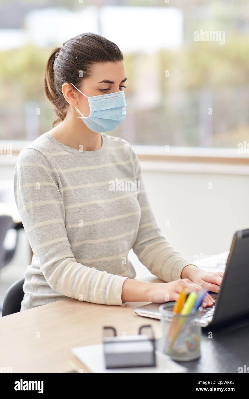 Remote working healthcare hi-res stock photography and images - Alamy