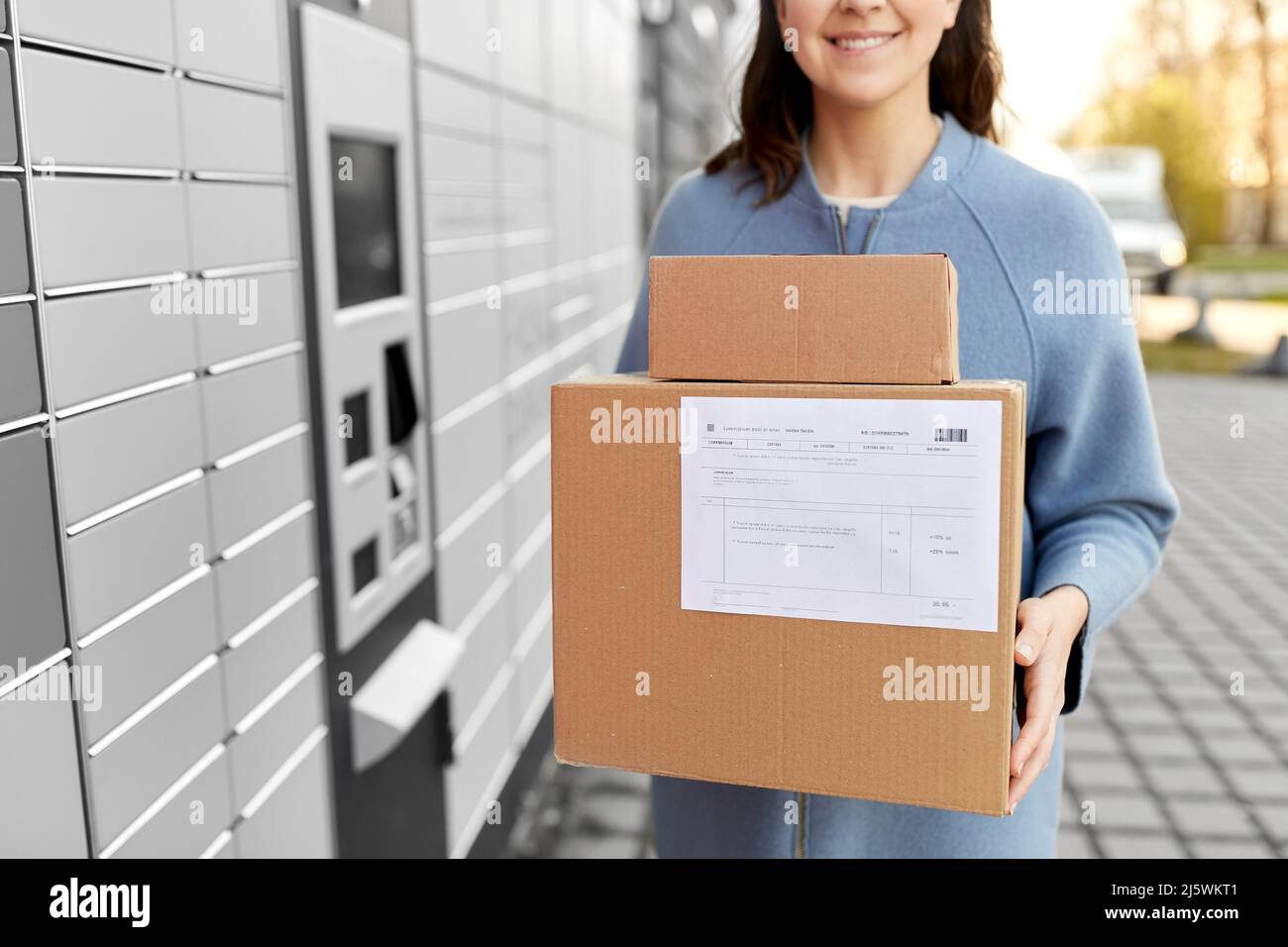 Hand pack parcel hi-res stock photography and images - Alamy