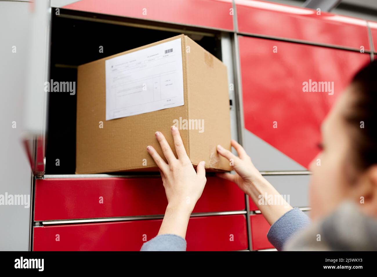 Parcel shipping station hi-res stock photography and images - Alamy