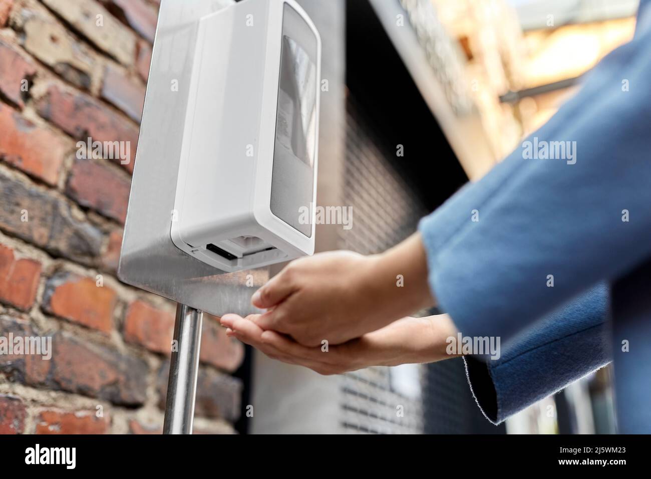 Touchless sanitizer dispenser hi-res stock photography and images - Alamy